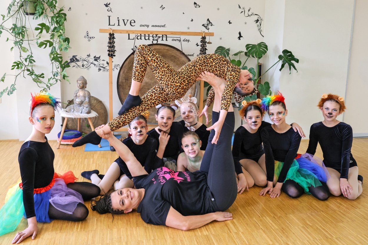 Mlade cirkuške artistke iz Kopra vabijo v čarobno Džangalo - Primorske ...