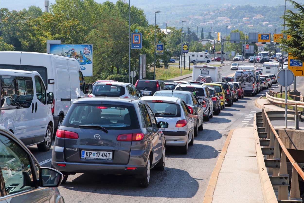 Zaradi praznika v sosednjih državah prihaja do zastojev na cestah - Primorske novice