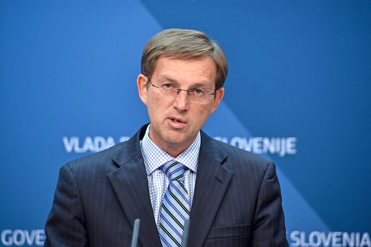 Cerar: Slovenija zaenkrat ne zvišuje stopnje ogroženosti - Primorske novice