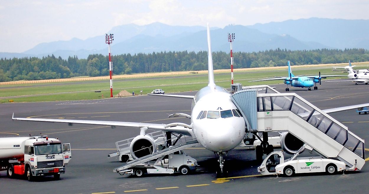 Mineva 55 let od pristanka prvega letala na Brniku - Primorske novice