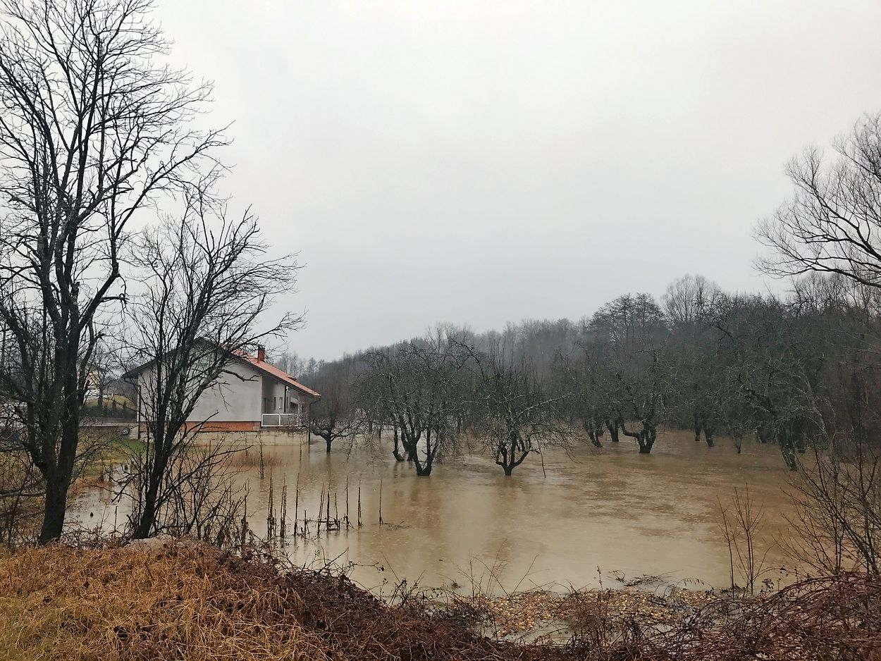Dež bo še do noči dvigal vodostaj Reke in Kolpe - Primorske novice