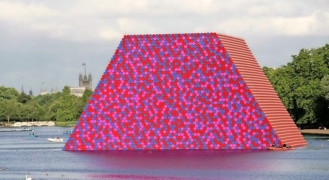 Christo v Londonu s sodčki za nafto - Primorske novice