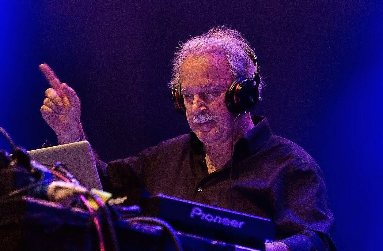 Giorgio Moroder bo 78 let slavil za mešalno mizo - Primorske novice