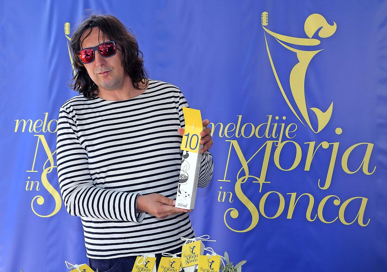 Spet ona - Primorske novice