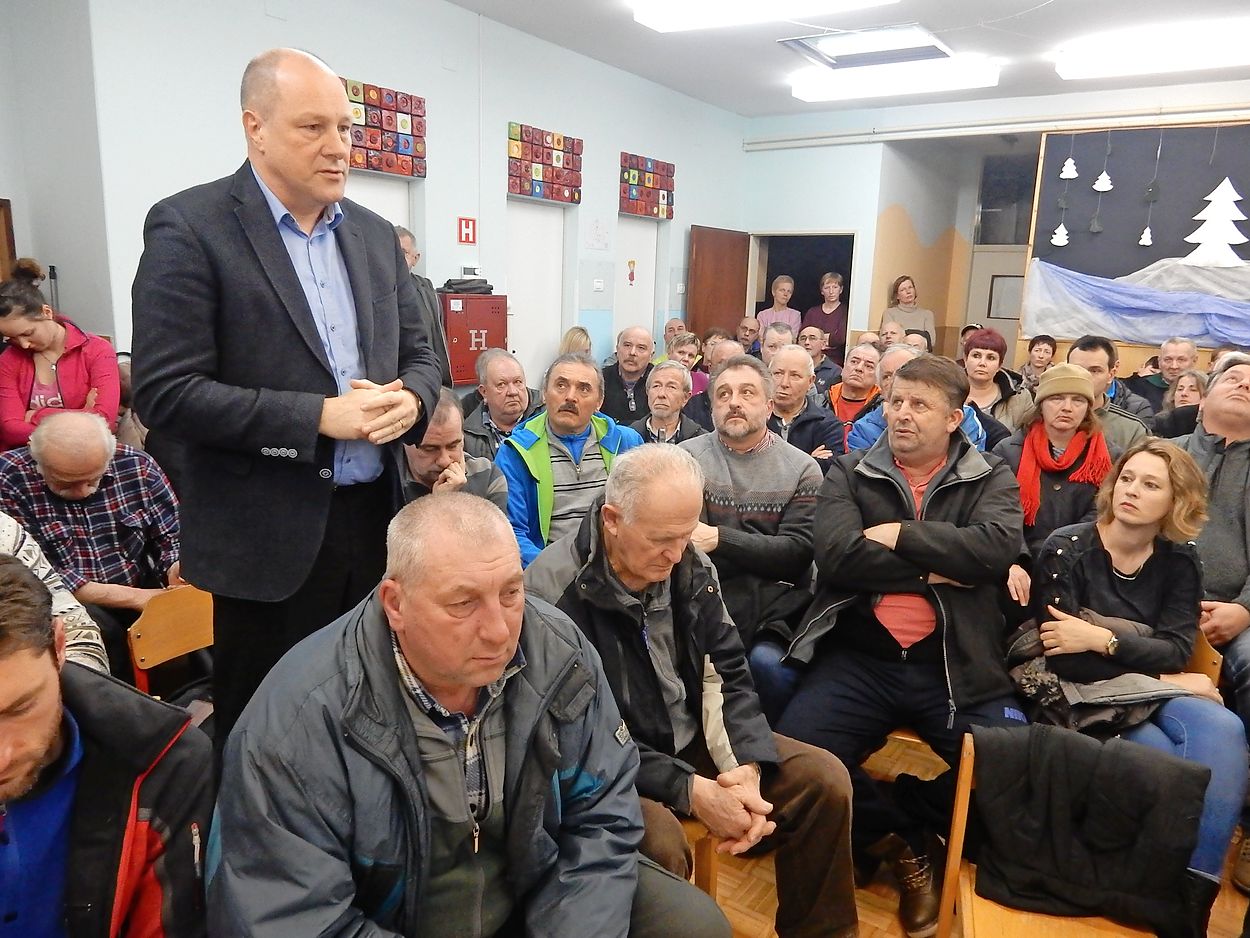 Tovornjaki jim vozijo mimo oken - Primorske novice