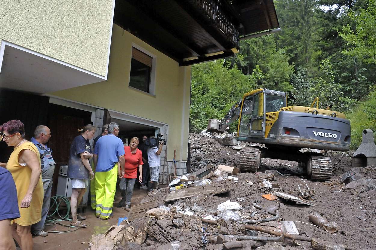 V Polhovem Gradcu uničenih več deset kilometrov cest in štirje mostovi ...