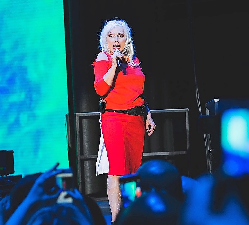 Debbie Harry napovedala avtobiografijo o začetkih Blondie - Primorske ...