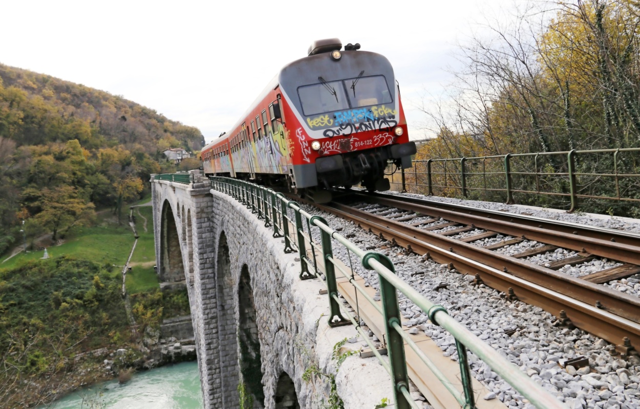 SŽ bodo do konca leta potniške vlake opremile z brezžičnim internetom ...