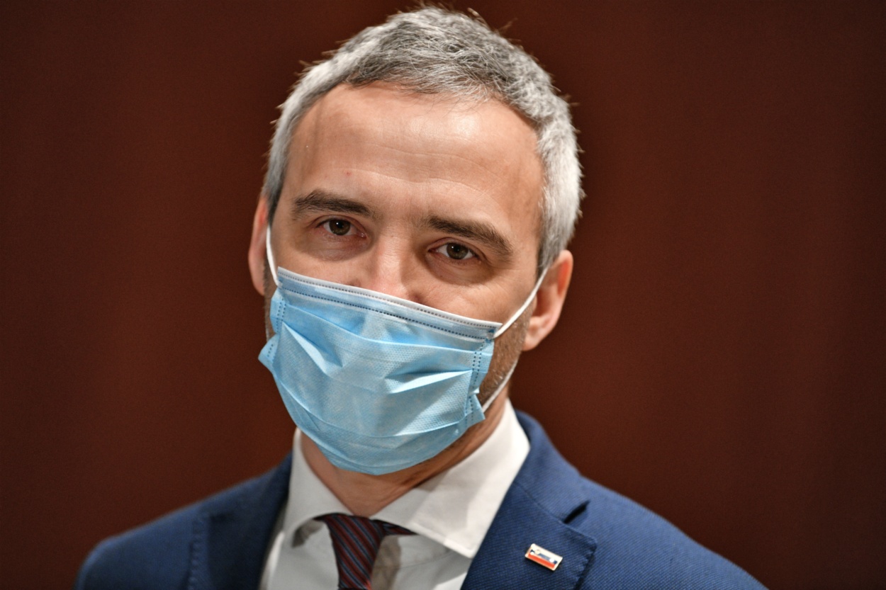 Cigler Kralj po uspešno prestani interpelaciji ostaja minister za delo - Primorske novice