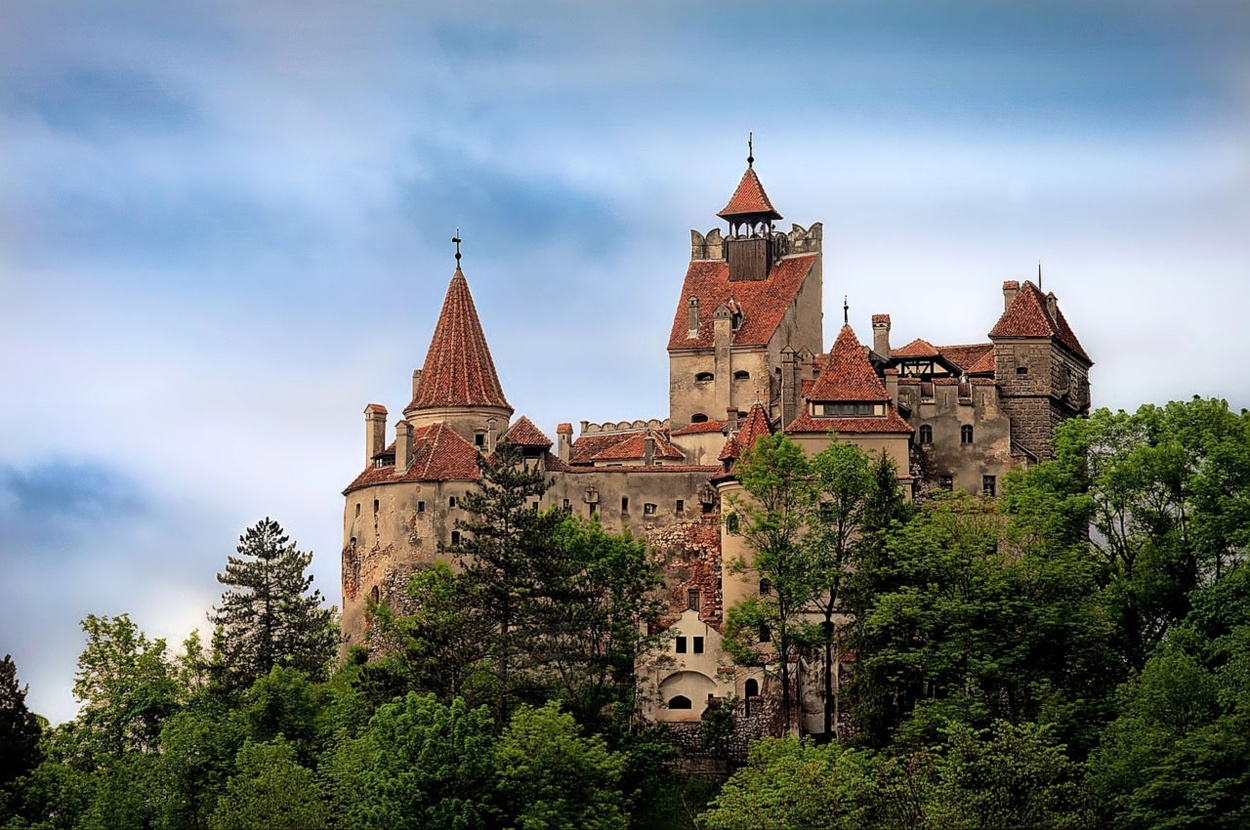 Obiskovalcem gradu Drakule v Romuniji na voljo cepljenje proti covidu ...