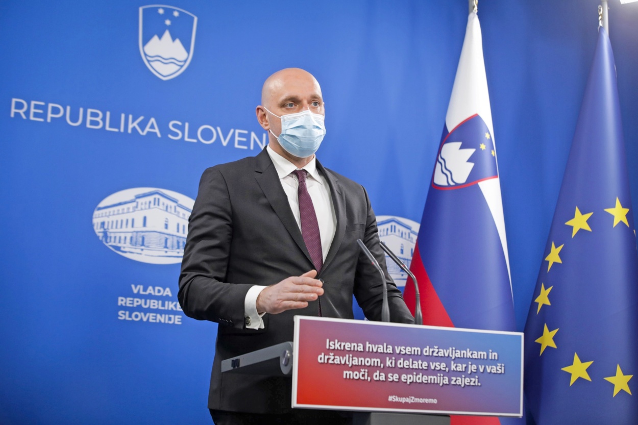 Zajc: Za kršitve pogoja PCT je kaznovan gost lokala - Primorske novice