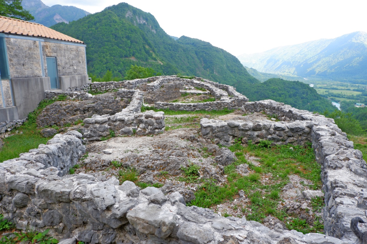 Turistka padla med sestopom z gradu in se poškodovala - Primorske novice