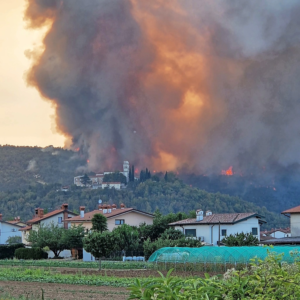 Požar se je nekoliko umiril, prebivalci Mirna so se lahko vrnili domov ...