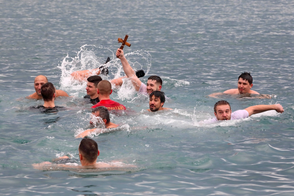 V morje po sveti križ za srečo in zdravje - Primorske novice