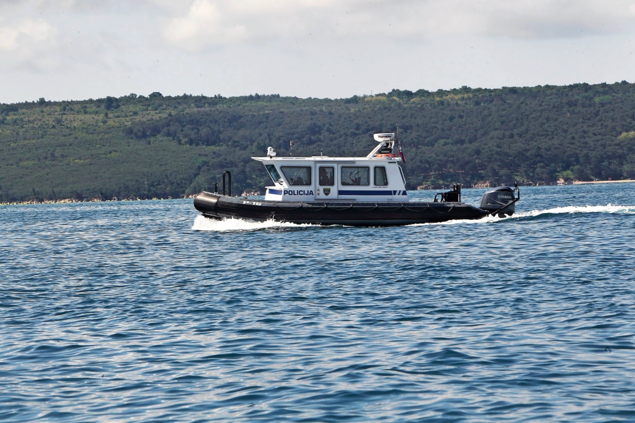 Na javno naročilo za nov policijski patruljni čoln prispela ena ponudba ...