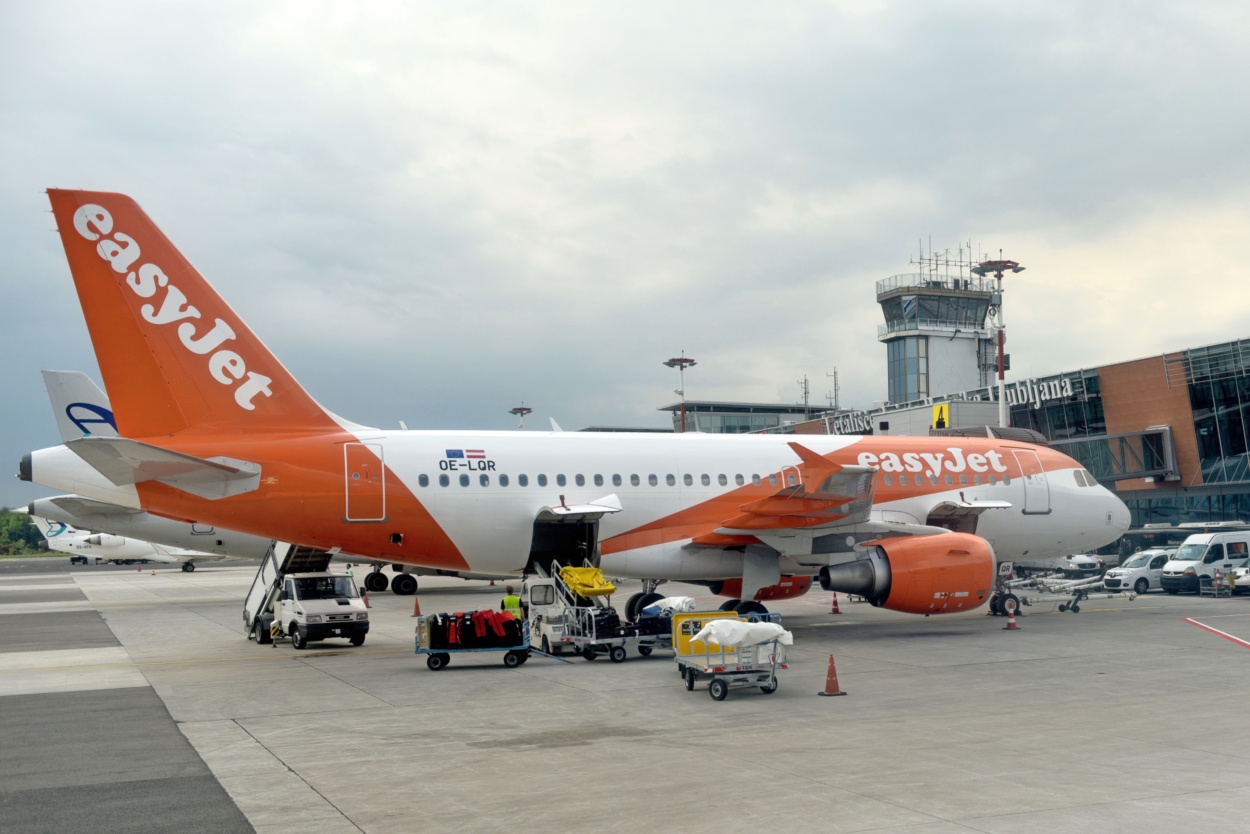 V stevardeso zarila nohte in jo ugriznila - Primorske novice