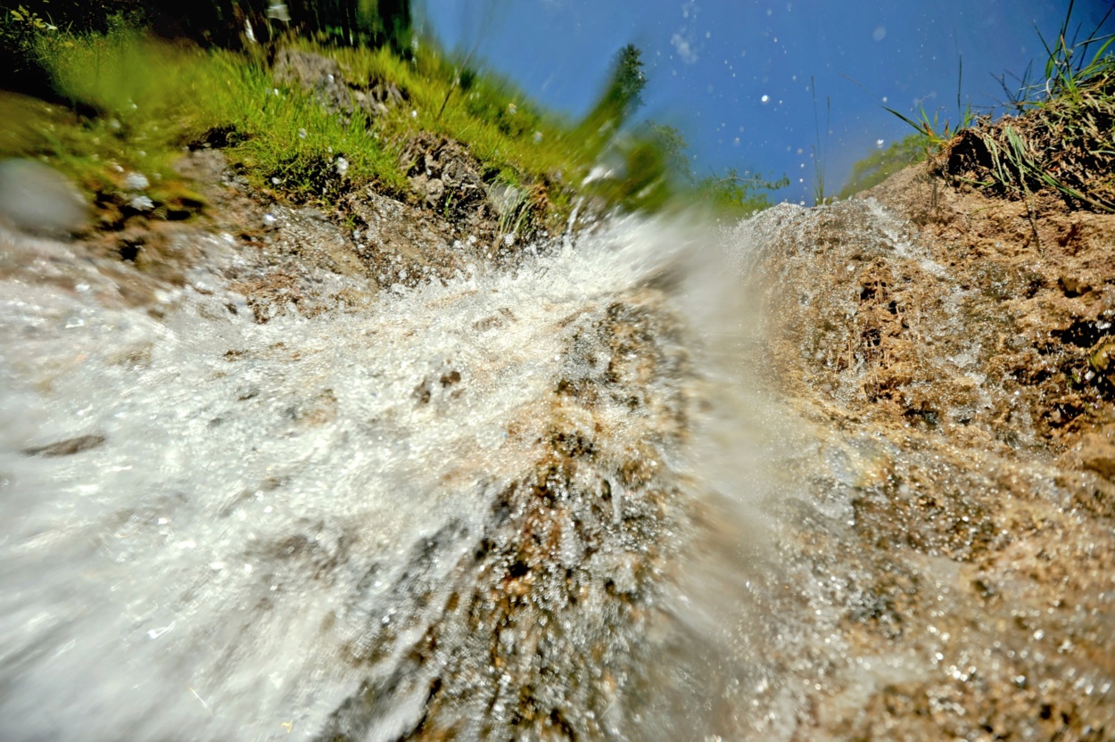 Tolminsko: sprožila sta se dva zemeljska plazova, ujet avtobus s ...