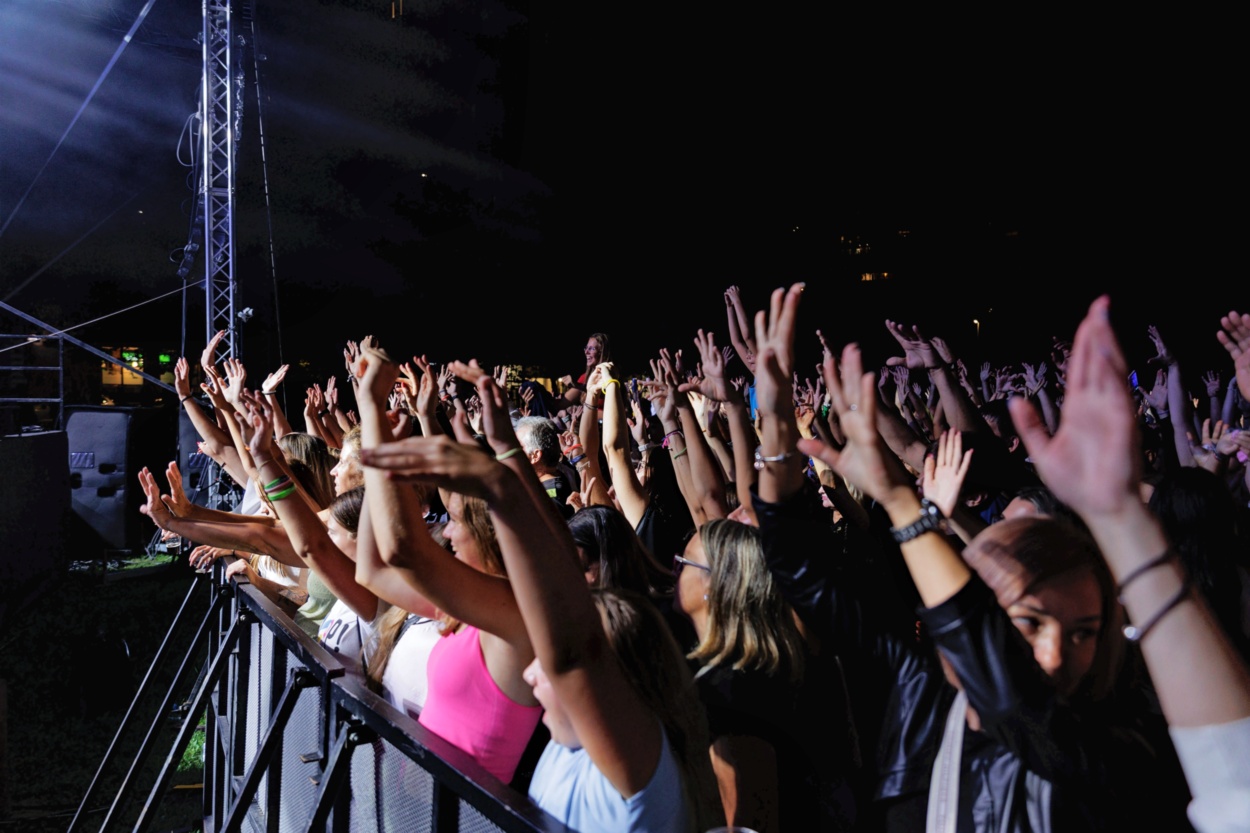 (FOTO) Robinova zabava je spet napolnila travnik pred mestno hišo v ...
