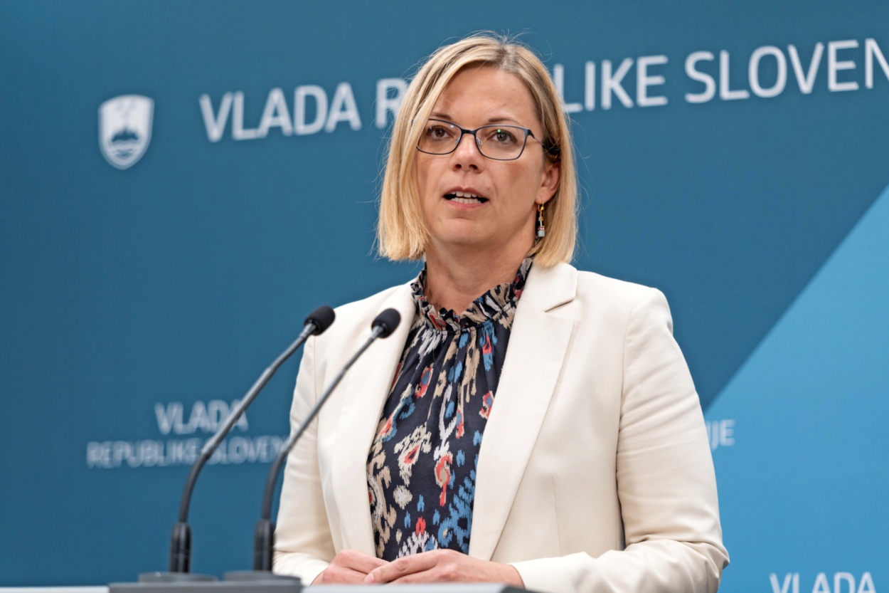 Ministrica Ajanović Hovnik še uživa zaupanje premierja Goloba - Primorske novice