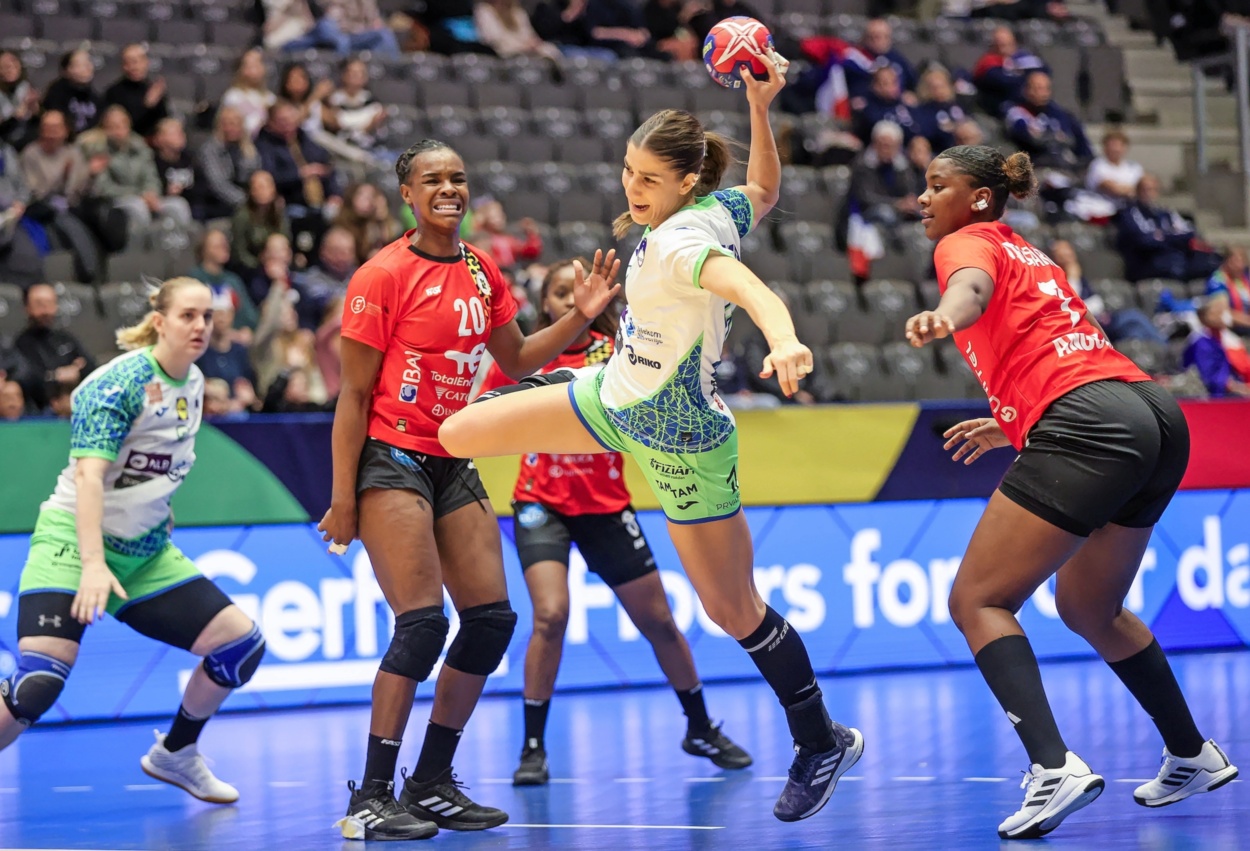 Slovenske rokometašice po zmagi nad Angolkami v drugem delu SP, v napadu blestela Ana Abina iz ...