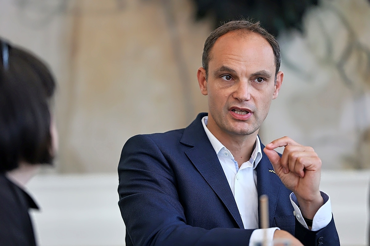 Izjave o delovanju v interesu SDS niso podpisali poslanci Logar, Irgl ...