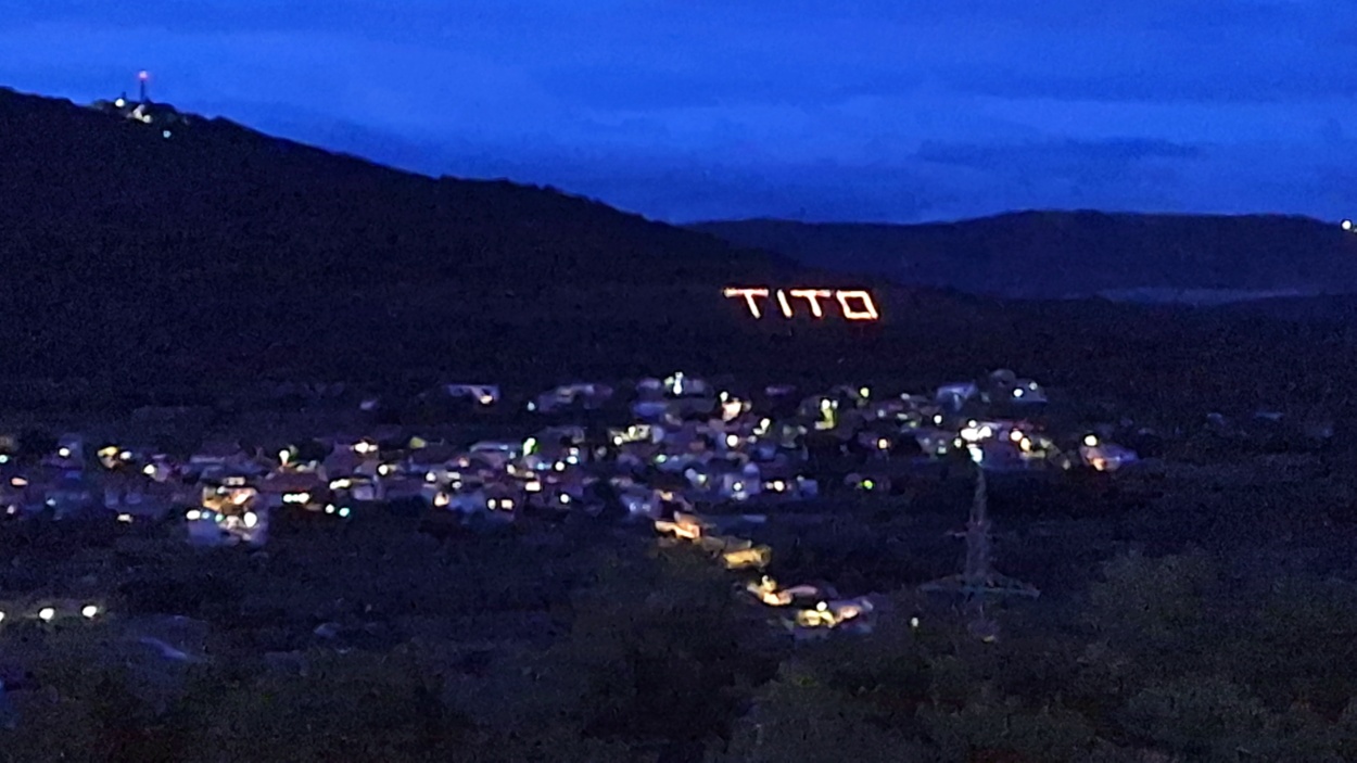 Nad Dekani je zagorel napis TITO - Primorske novice