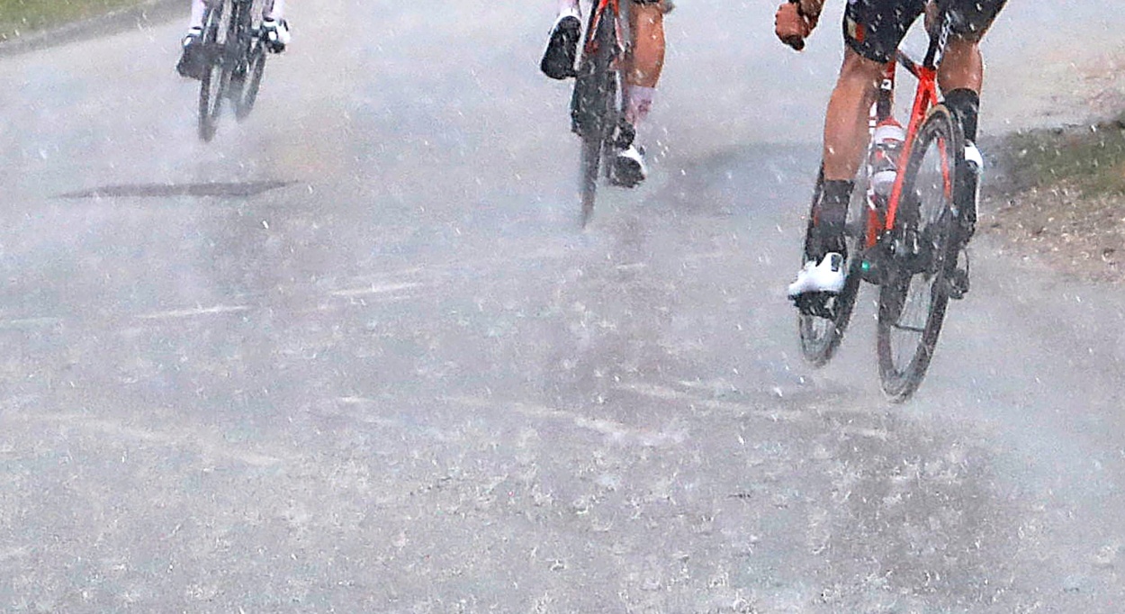 Zmeda na Giru, zaradi slabega vremena začetek etape pod Stelviom - Primorske novice