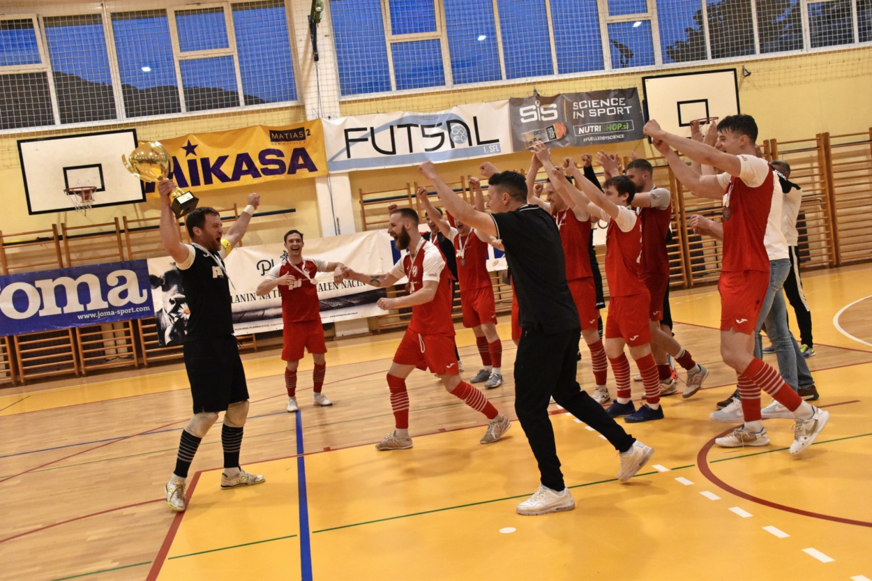 Nogometaši Oplasta osvojili bron v DP v futsalu (FOTO) - Primorske novice