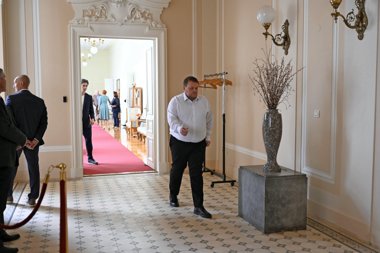 “Industrijska revolucija in neoliberalizem sta starejše pahnila proti ...