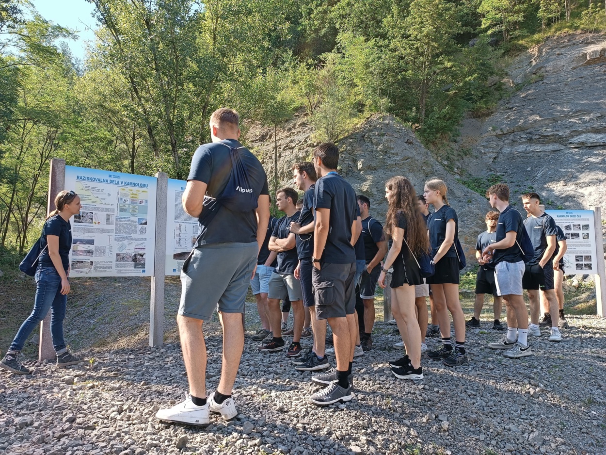 25 štipendistov Alpacem Cementa na Tematski poti Deskle - Primorske novice