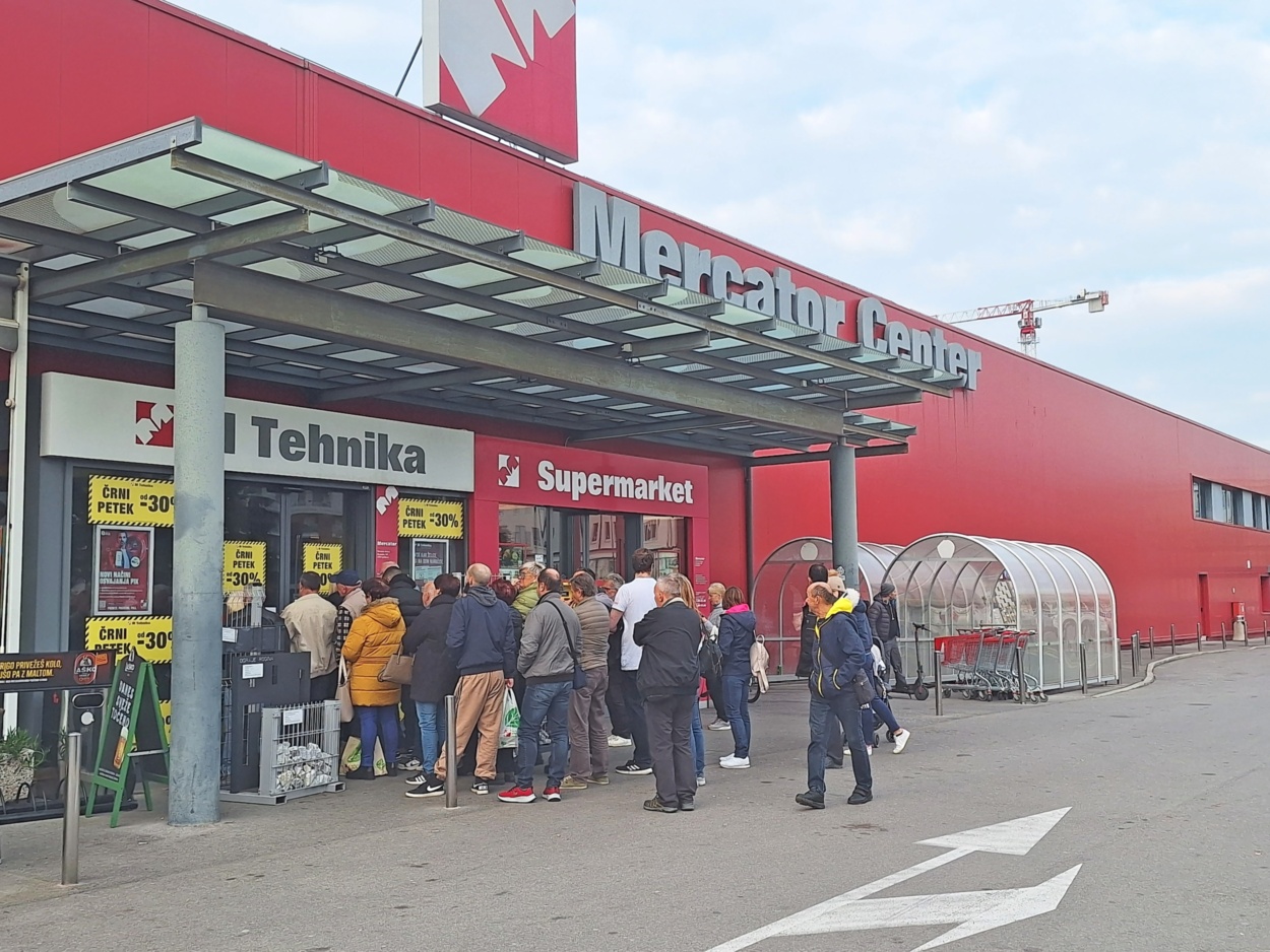 Kupci oblegajo trgovine Mercator Tehnika - Primorske novice