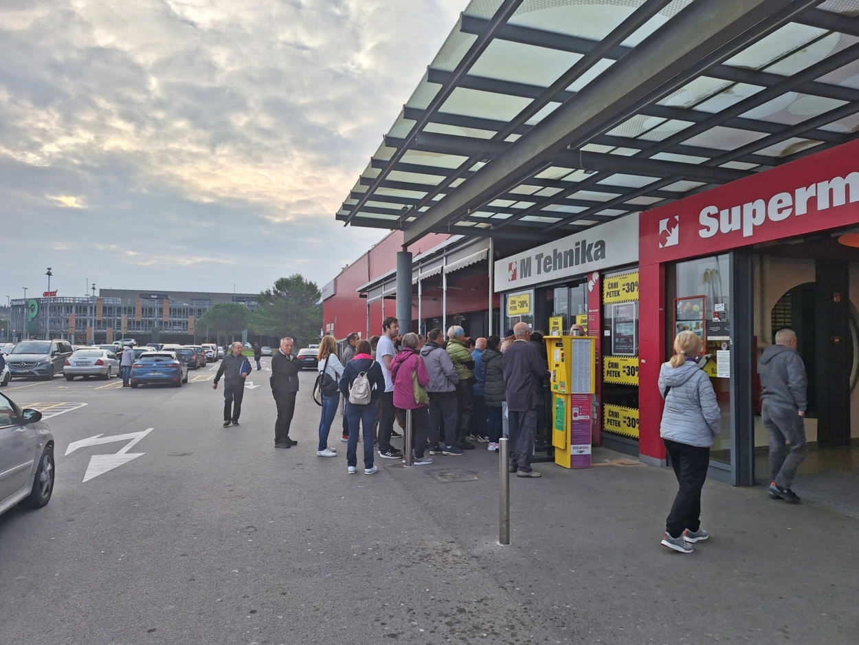 Kupci oblegajo trgovine Mercator Tehnika - Primorske novice