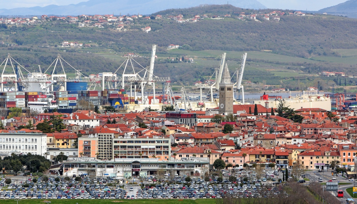 Na voljo 320.000 evrov za zmanjšanje vplivov emisij iz pristaniške ...