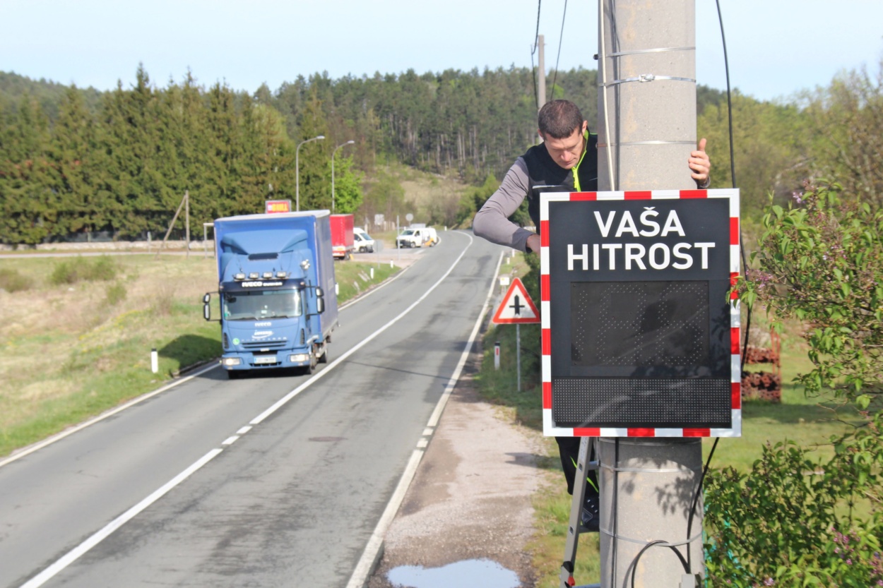 Ob merilnikih hitrosti še z merilniki varnostne razdalje - Primorske novice Ob merilnikih hitrosti še z merilniki varnostne razdalje - Primorske novice