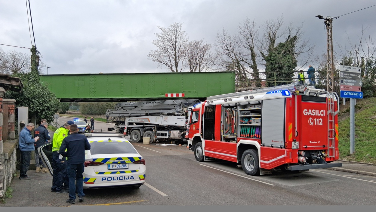 Solkan: tovornjak se je spet zagozdil pod železniški most (FOTO) - Primorske novice