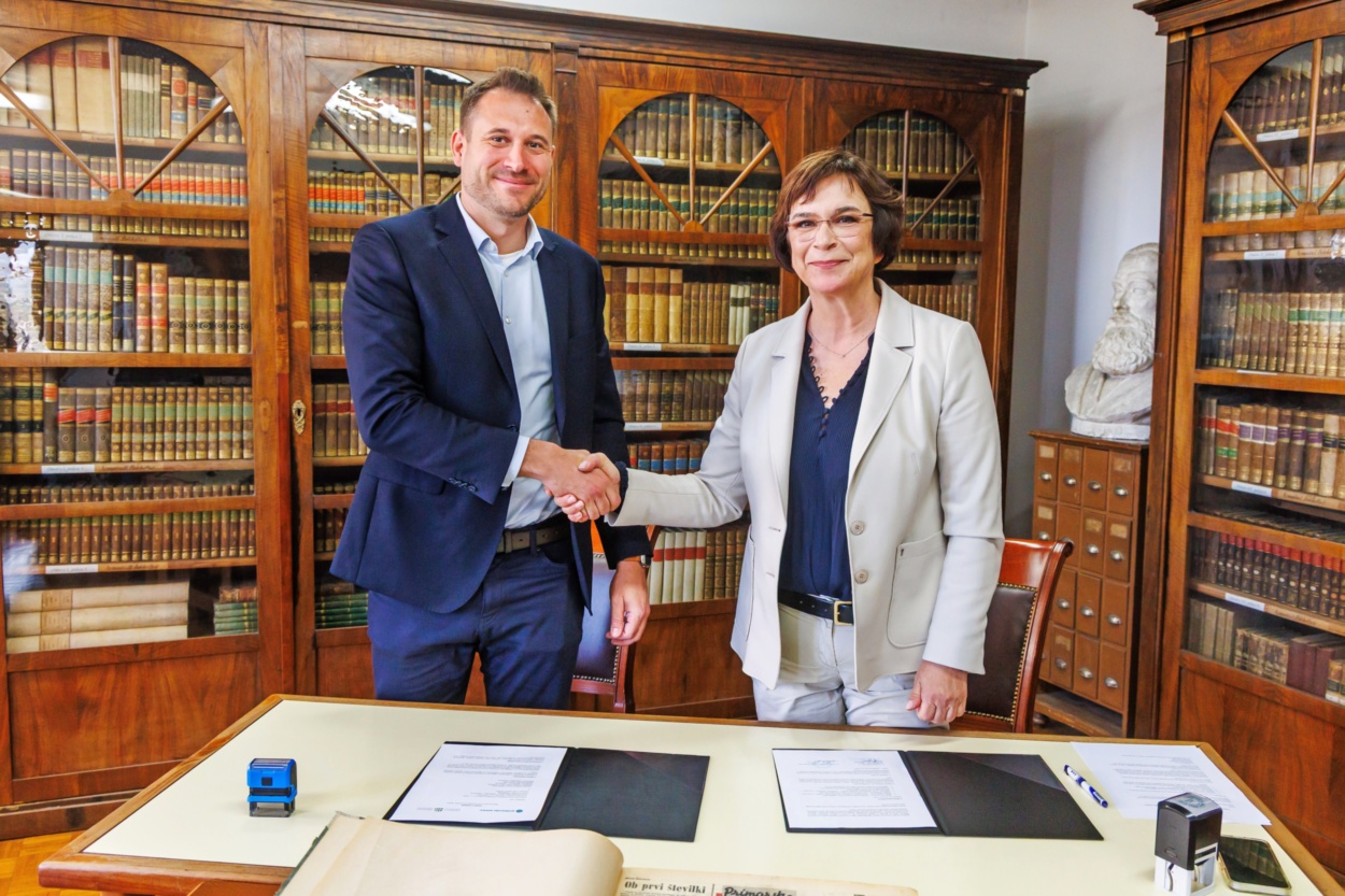 Koprska knjižnica bo digitalizirala 62 let tiskanih Primorskih novic ...