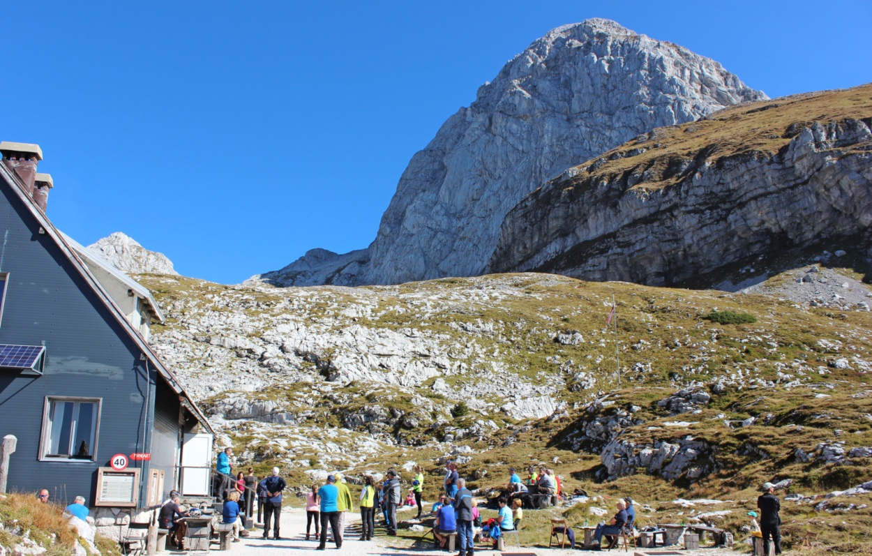 Na Mangart s polnim nahrbtnikom in z avtobusom - Primorske novice