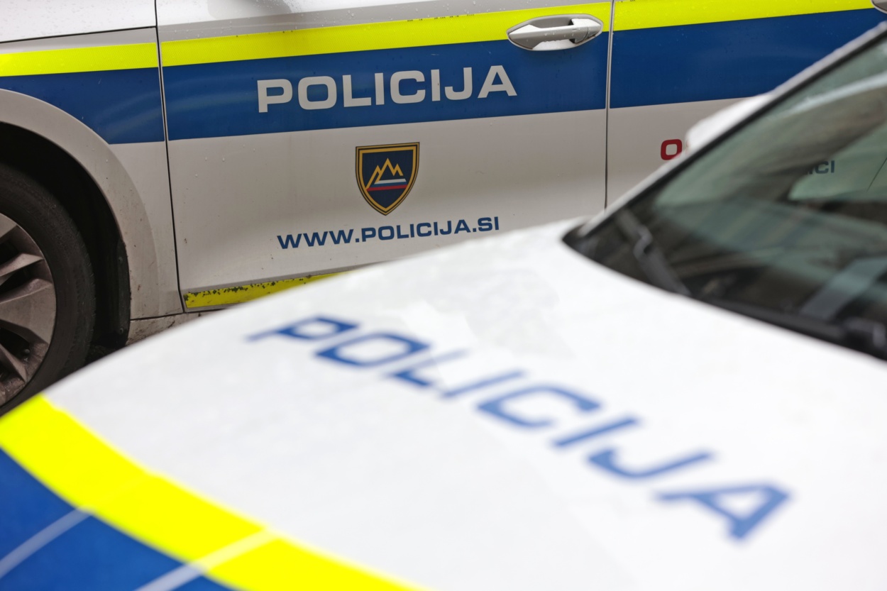Drogirani 21-letnik z ukradenim avtom bežal pred policisti - Primorske novice