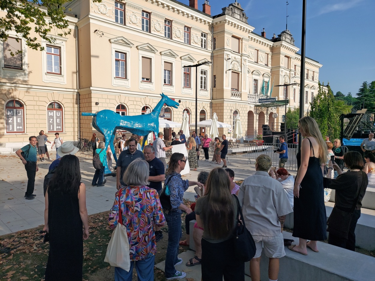 Modri konj Marko slovenski krog sklenil na Trgu Evrope - Primorske novice