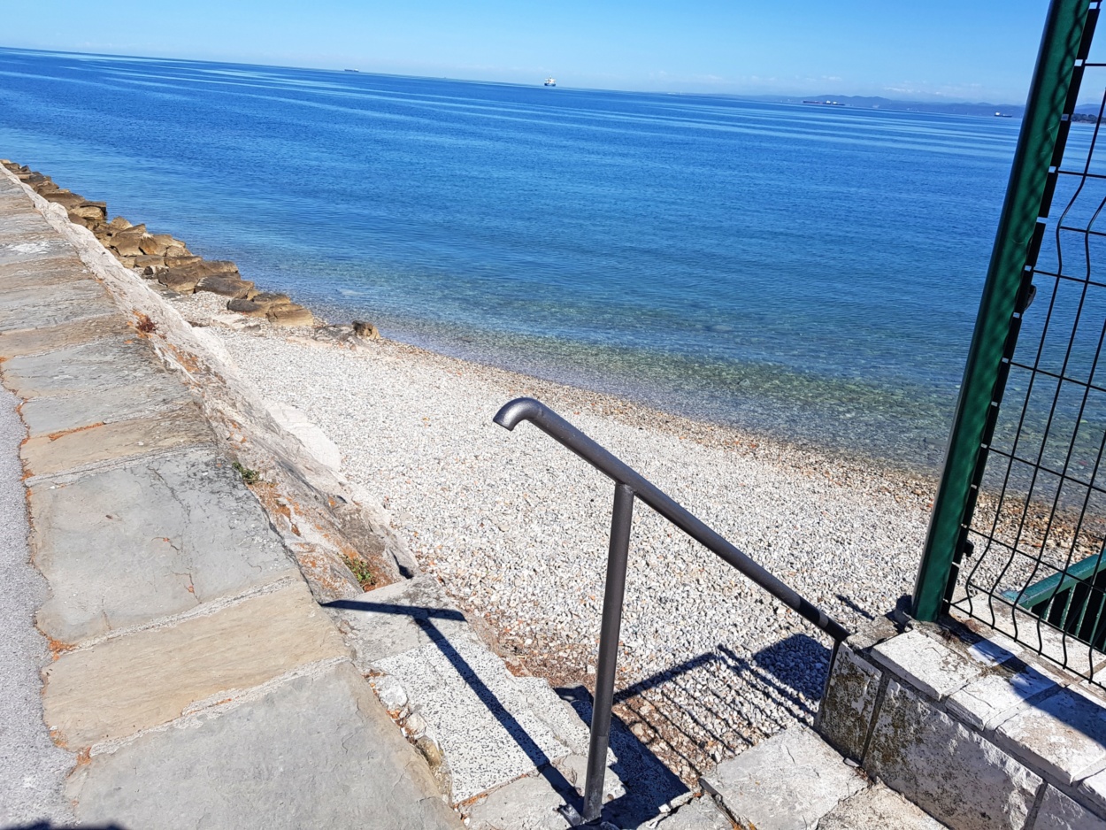 Ob strme stopnice so namestili ograjo - Primorske novice