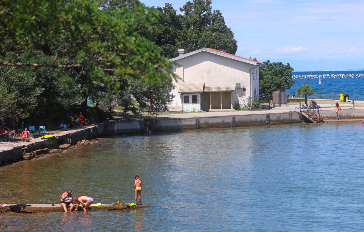 Debeli rtič: kopalci sredi počitniških razbitin - Primorske novice
