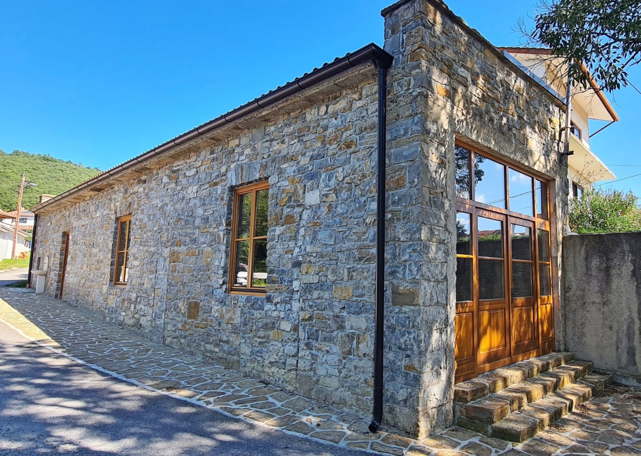 Dekani: obnovljena stara avtobusna garaža je dobila novo vsebino, stari ...