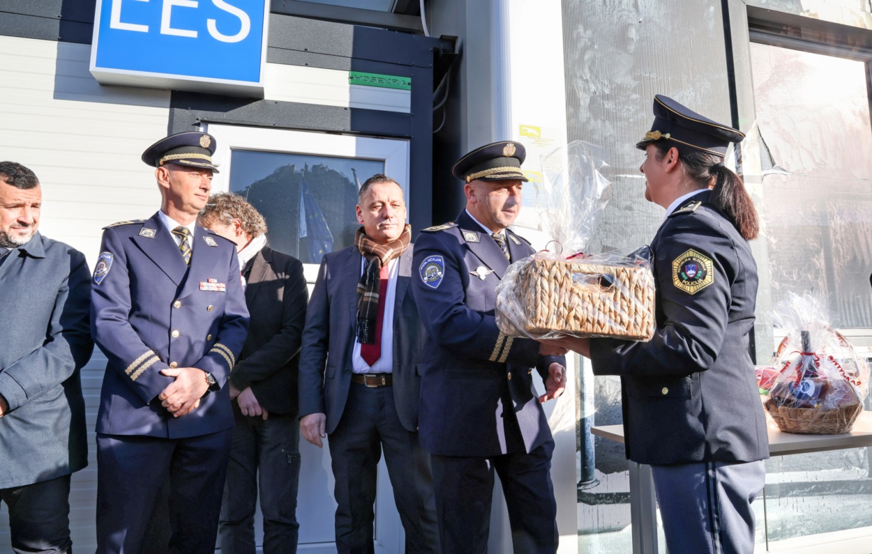 Srečanje policistov ob mejnem prehodu, ki naj ga ne bi bilo več (FOTO ...