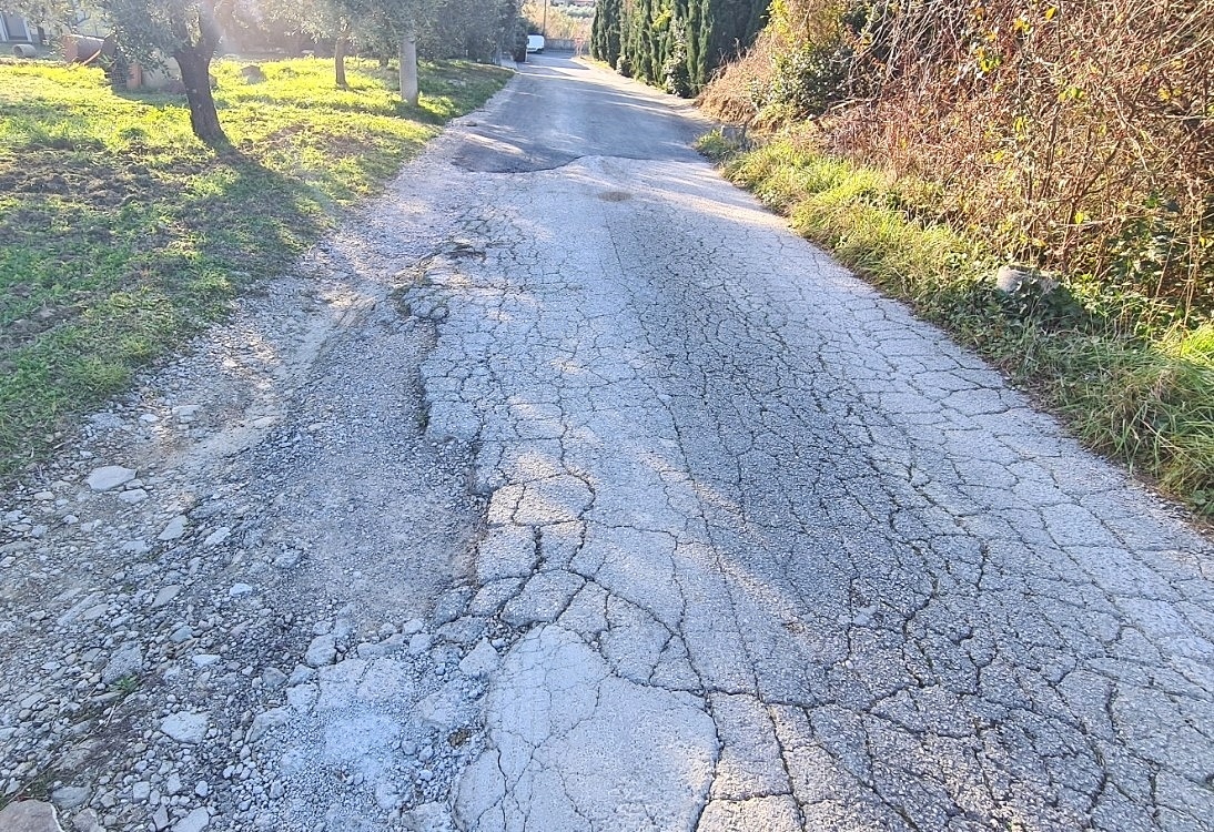 Polovična obnova ceste do Poljan razjezila Pobežane - Primorske novice