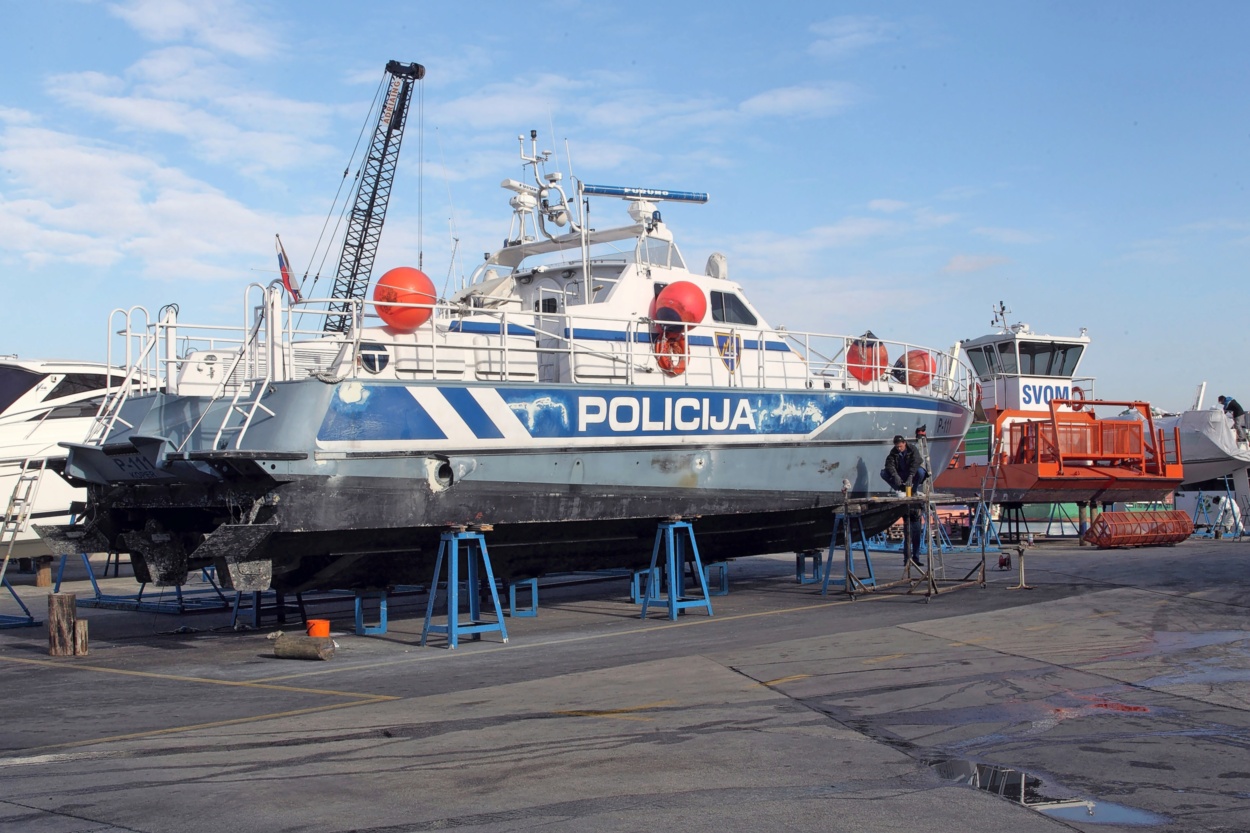 P-111 pluje proti muzejskemu pristanu - Primorske novice