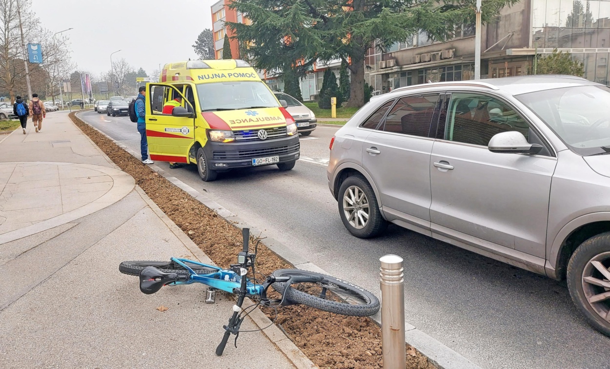 Z avtomobilom zbil kolesarja - Primorske novice