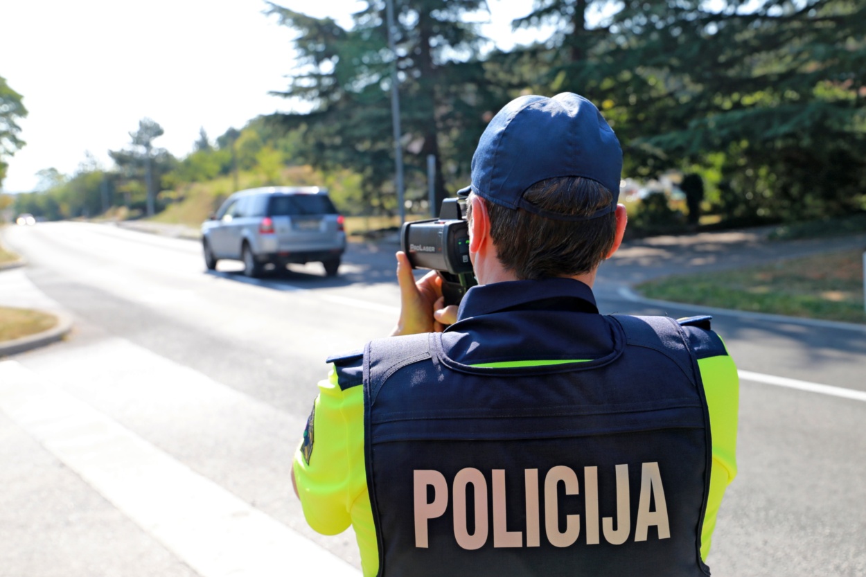 Eden divjal na motorju, dva z avtomobiloma - Primorske novice