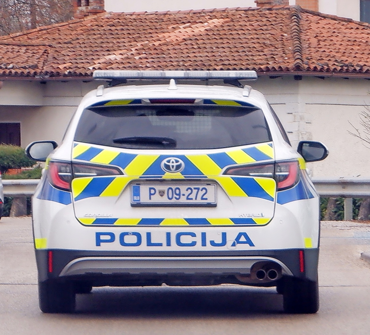 Mladci so se z ukradenim avtom prevrnili na streho - Primorske novice