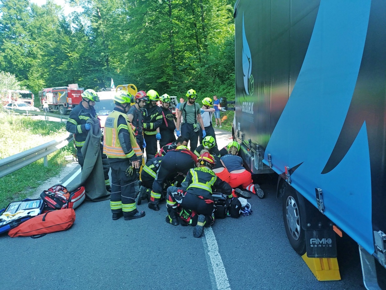 Tragična nesreča starejšega tržaškega para: iz ovinka z motorjem ...