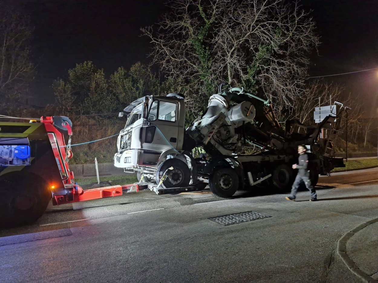 Dvignili nadvoz, da so lahko rešili hruško (FOTO) - Primorske novice